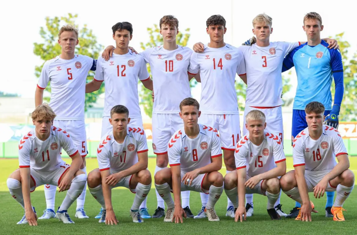 Filip Bundgaard på tavlen for U18-landsholdet i Ungarn