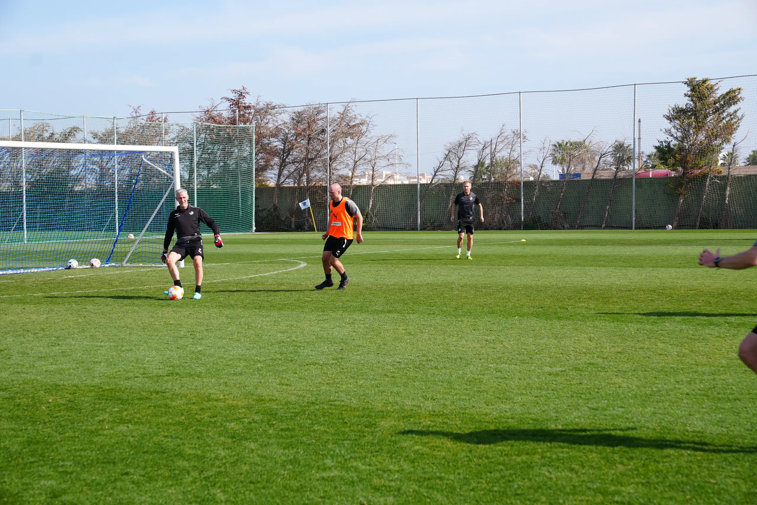 Torsdag spillede staben intern kamp på træningslejren i Alicante